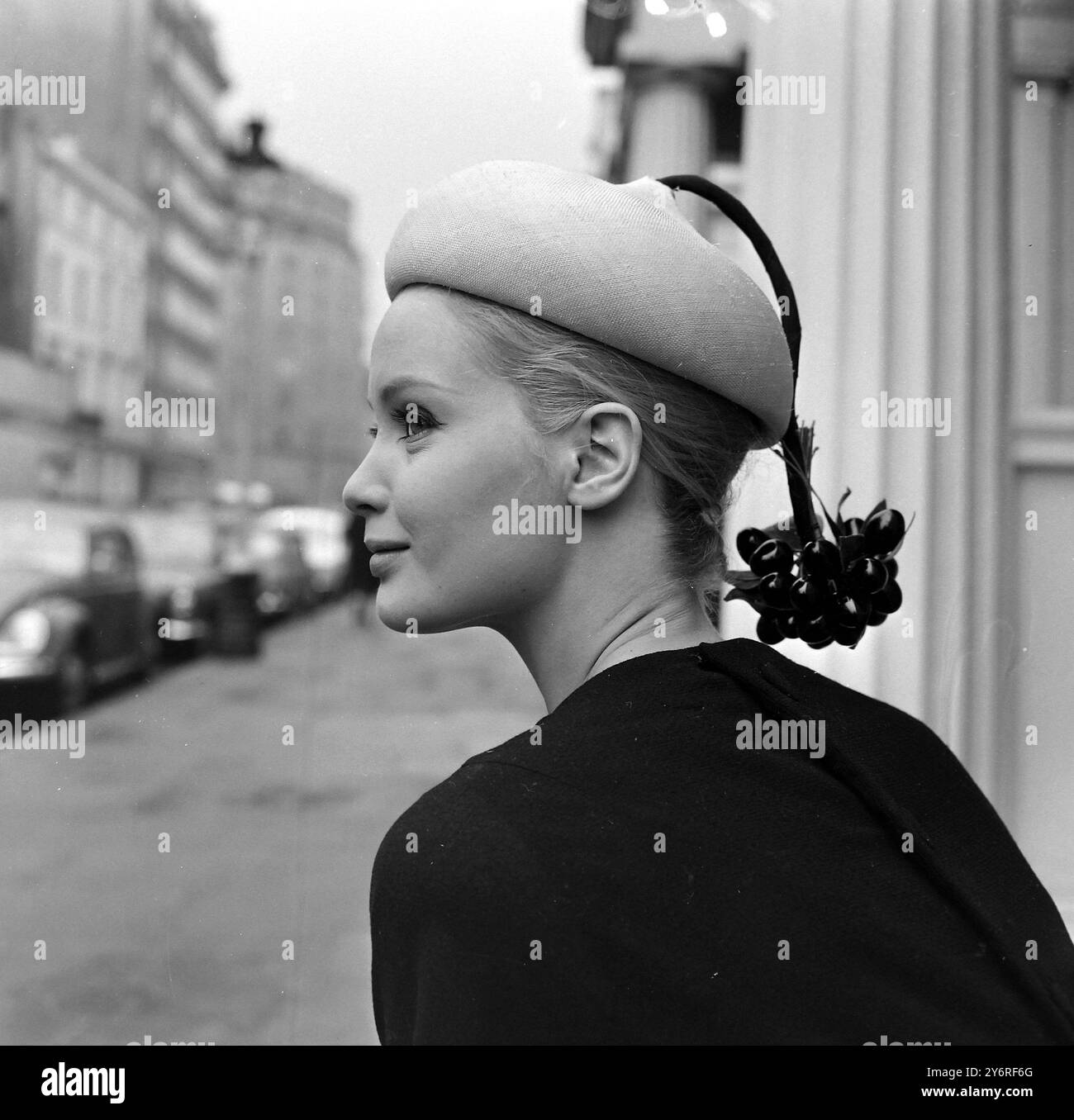CELIA HAMMOND MODELS MIRMAN BERET HAT / ; 4 APRIL 1962 Stock Photo - Alamy