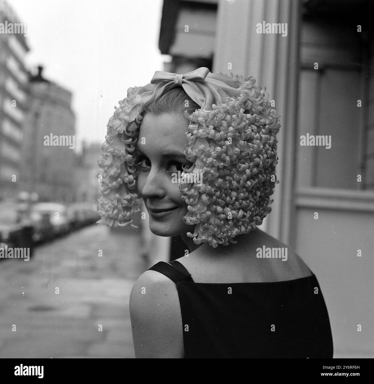 SANDRA PAUL MODELS MIRMAN S HAT / ; 4 APRIL 1962 Stock Photo - Alamy