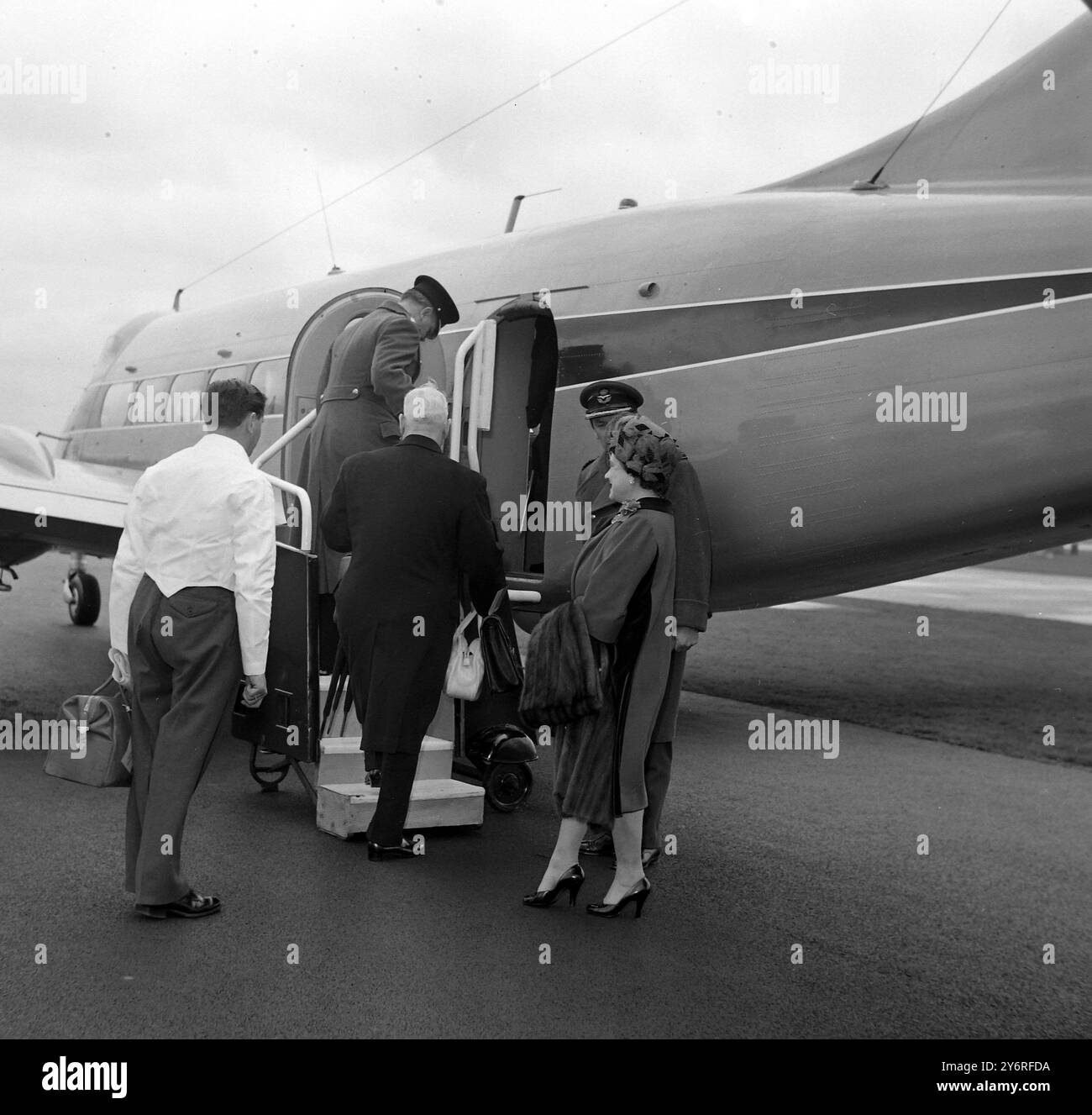Queen elizabeth aircraft Black and White Stock Photos & Images - Alamy
