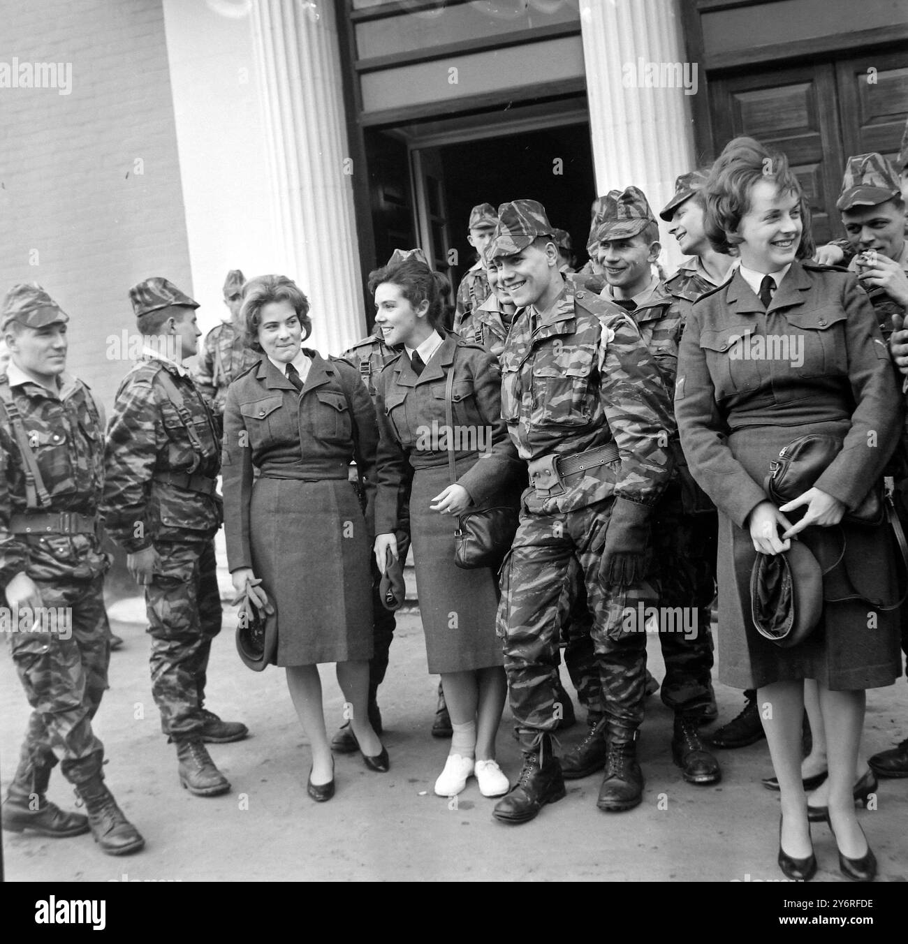 ARMY PARATROOPERS SURROUND A WRAF ENGLAND ; 3 APRIL 1962 Stock Photo ...