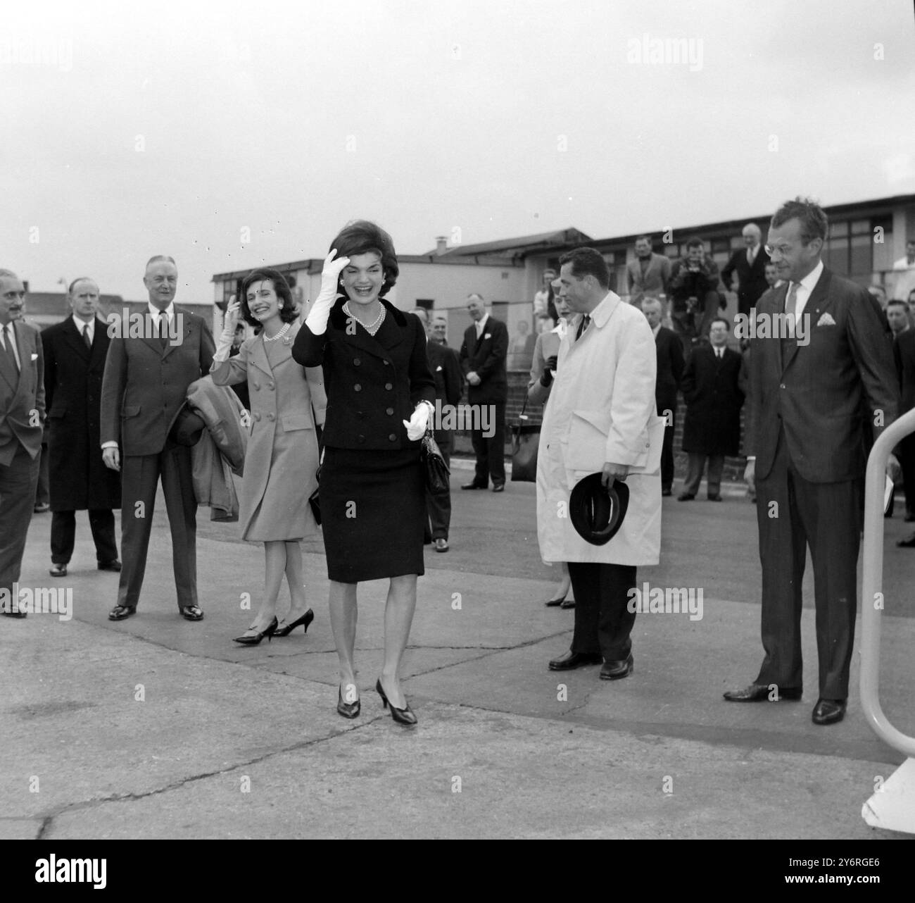 JAQUELINE JACKIE KENNEDY WITH SISTER PRINCESS LEE RADZIWILL IN LONDON ...
