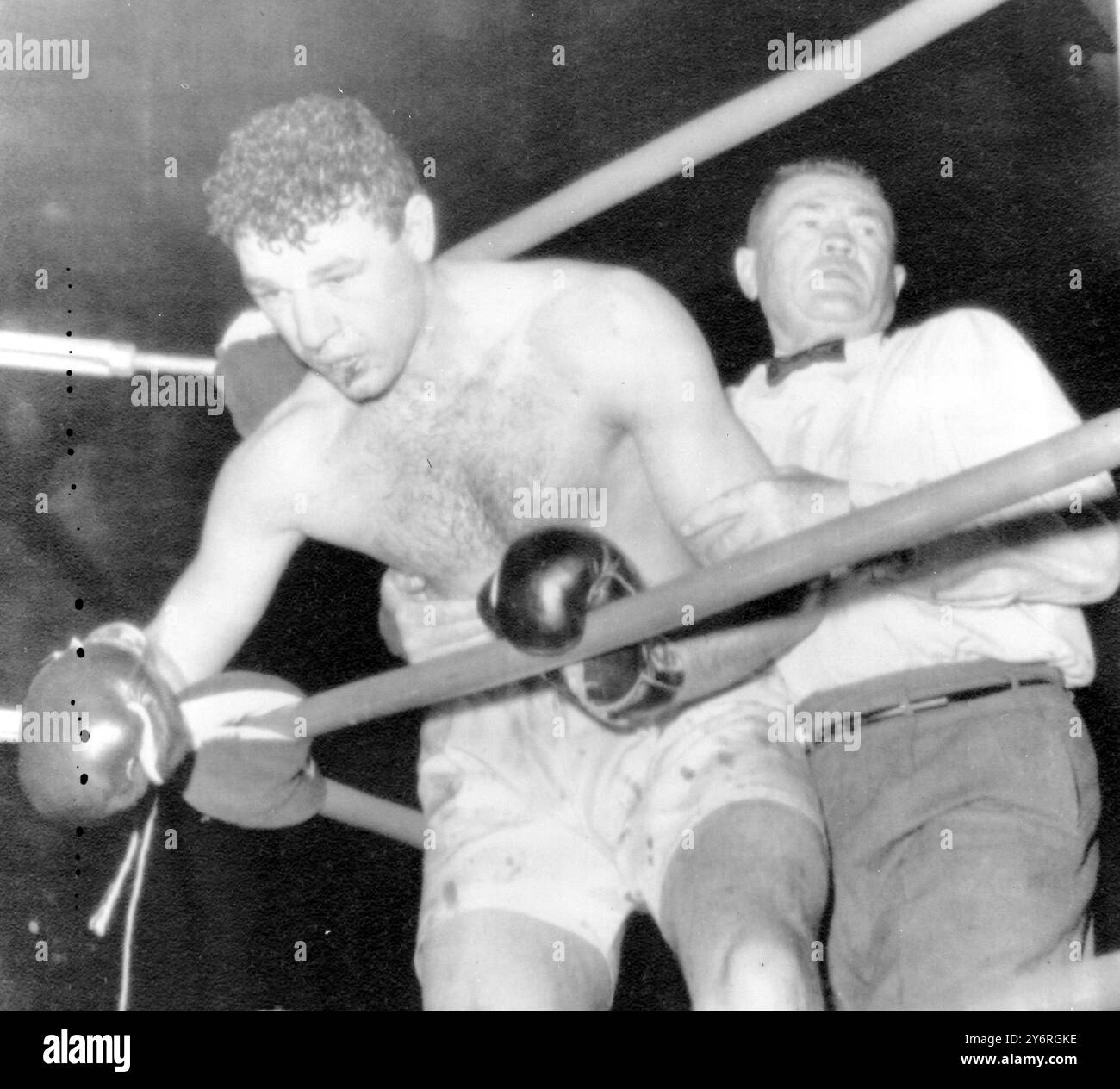 BOXER ALEJANDRO LAVORANTE WITH REFEREE TOMMY HART / 31 MARCH 1962 Stock ...