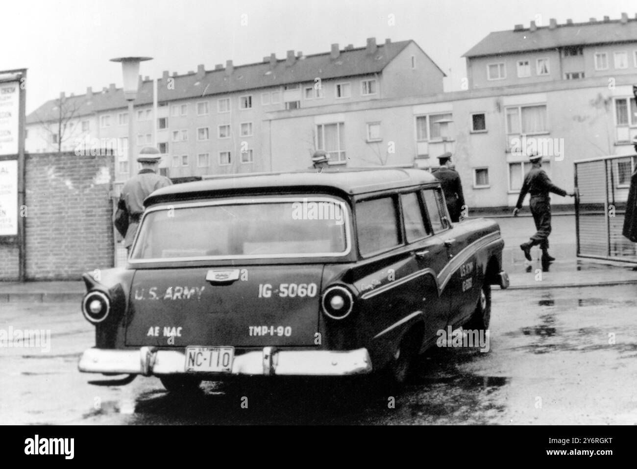 BORDER BLOCKADE OF SOVIET MILITARY MISSION BERLIN 30 MARCH 1962 Stock ...