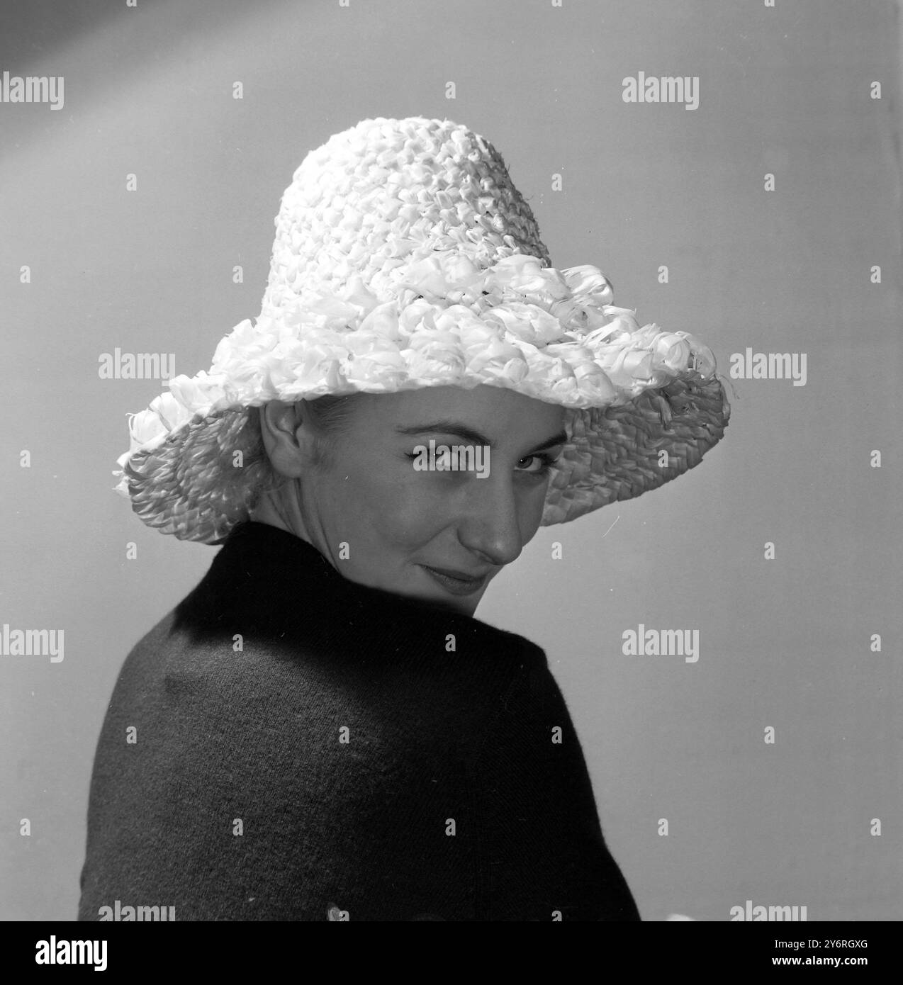 JUNE HARGRAVES MODELS HATS VARIOUS 29 MARCH 1962 Stock Photo - Alamy