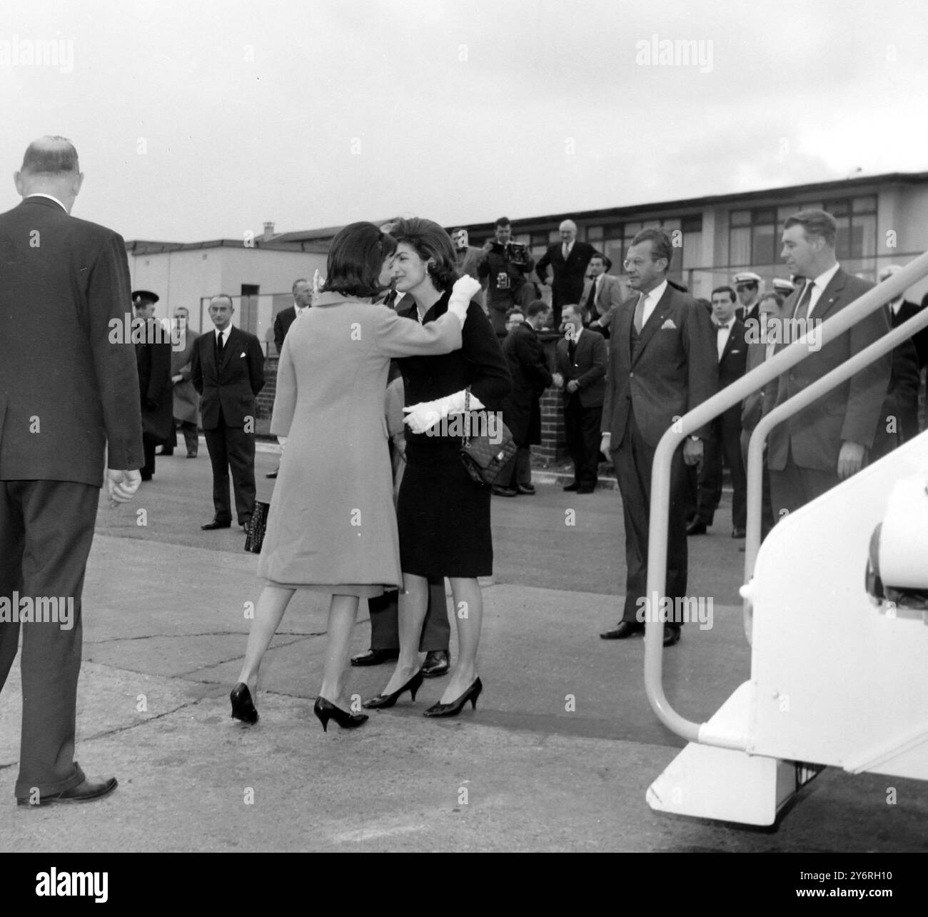 JAQUELINE JACKIE KENNEDY WITH SISTER PRINCESS LEE RADZIWILL IN LONDON ...