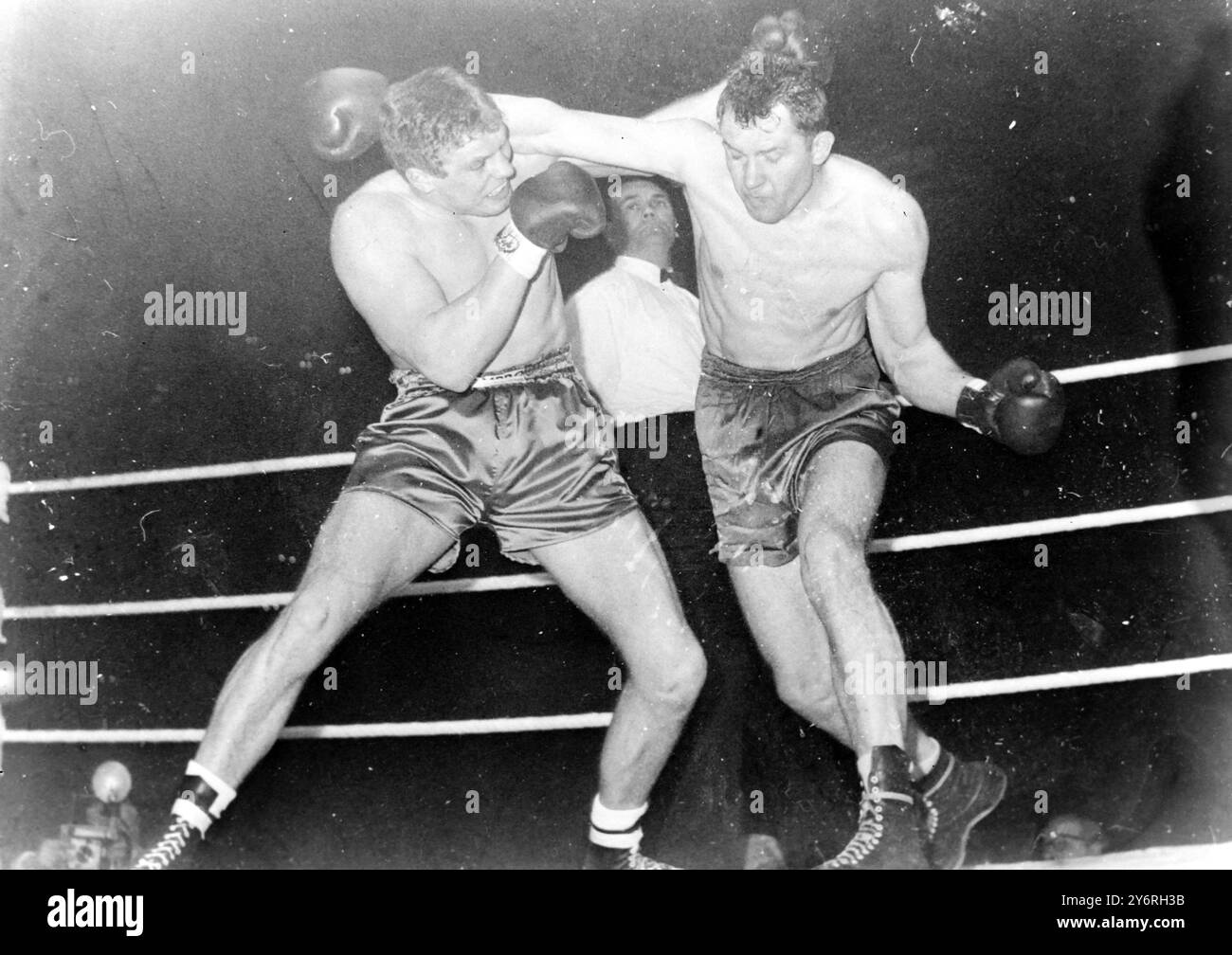 BOXER BILLY WALKER WITH JOSE PEYRE 28 MARCH 1962 Stock Photo - Alamy