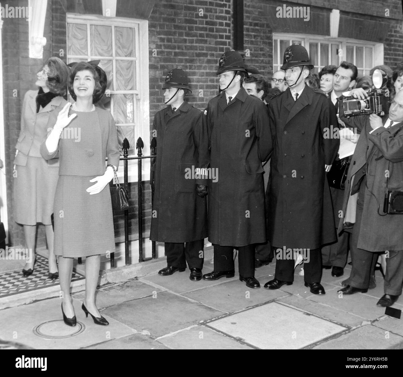 JAQUELINE JACKIE KENNEDY AND SISTER PRINCESS LEE RADZIWILL IN LONDON 28 ...