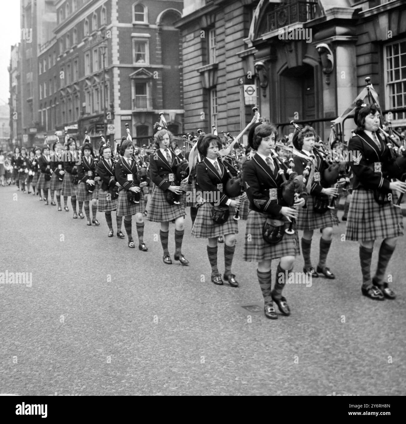Girls on parade hi-res stock photography and images - Alamy