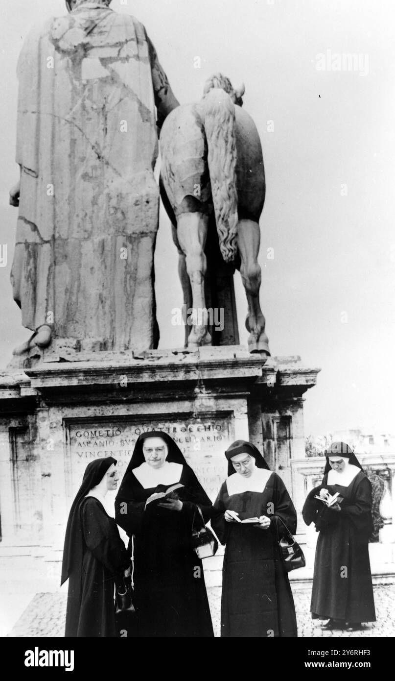 NUNS READ PRAYER BOOKS FOOT ANCIENT STATUE 26 MARCH 1962 Stock Photo ...