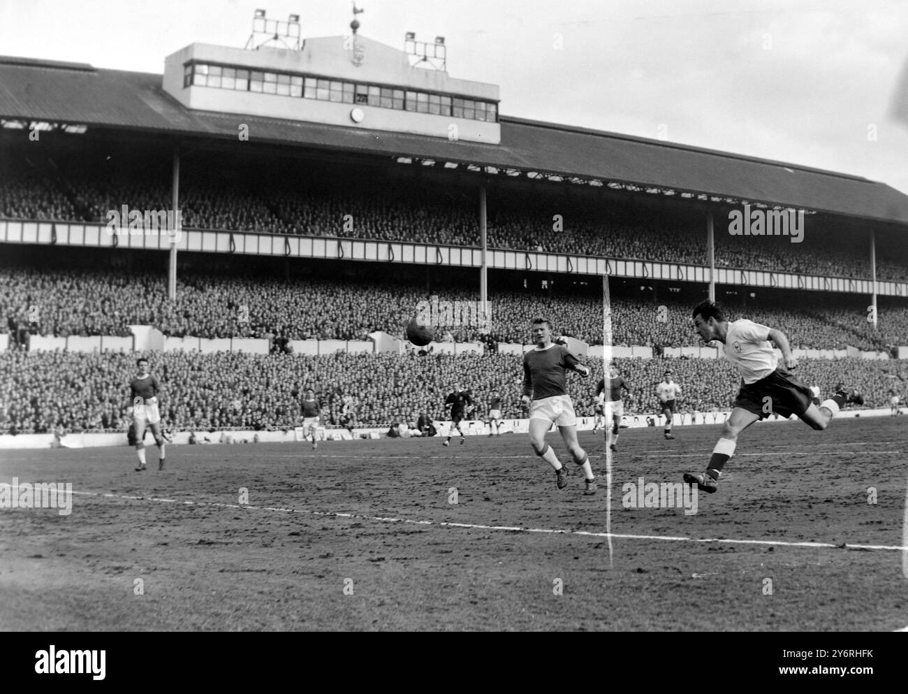 Jimmy greaves 1962 hi-res stock photography and images - Alamy