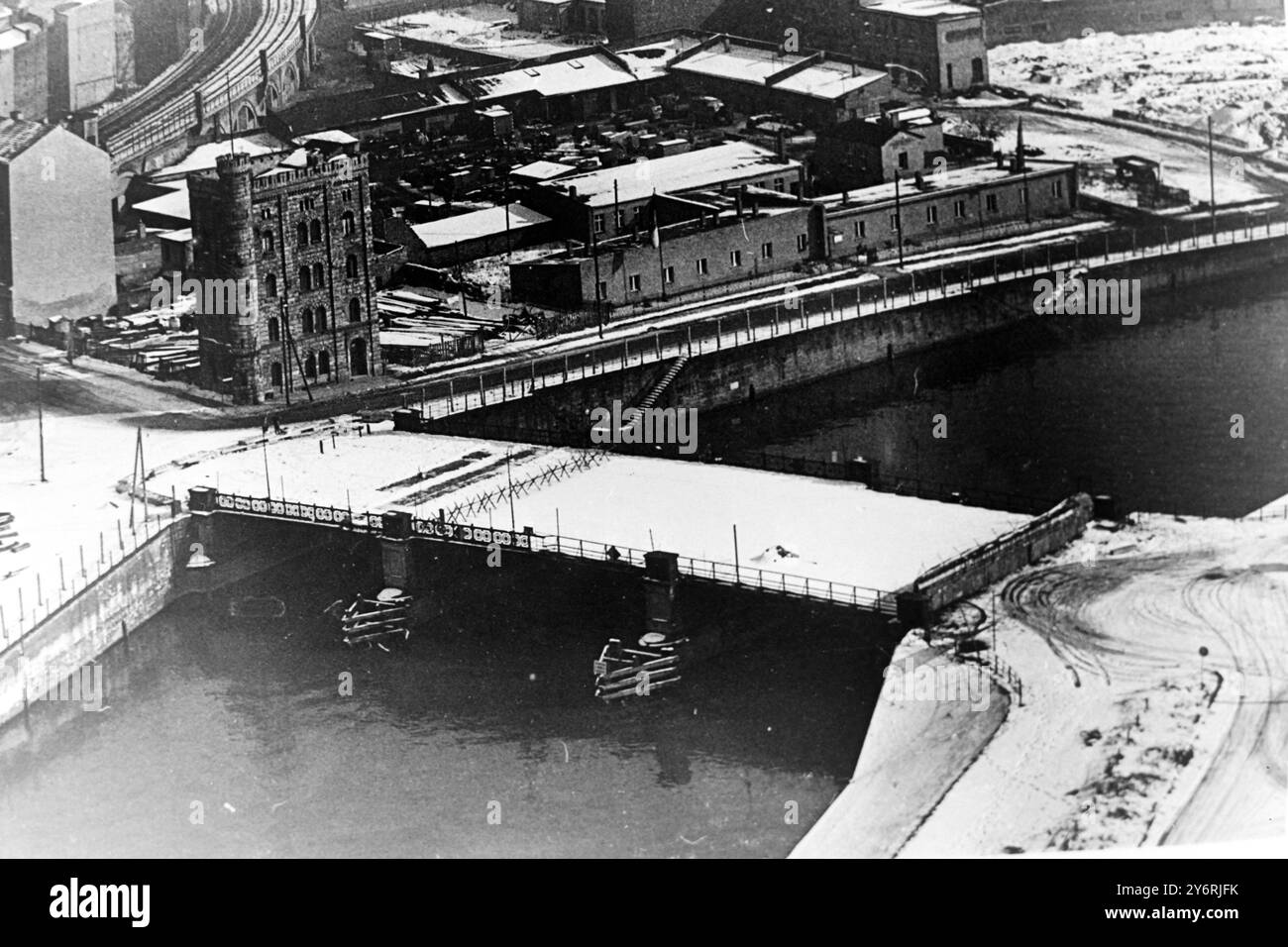 BORDER BRIDGE DIVIDED BERLIN 19 MARCH 1962 Stock Photo - Alamy