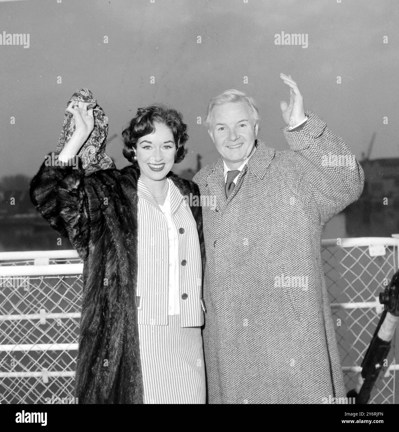 ACTRESS PAT KIRKWOOD WITH HUBERT GREGG IN LONDON 19 MARCH 1962 Stock ...