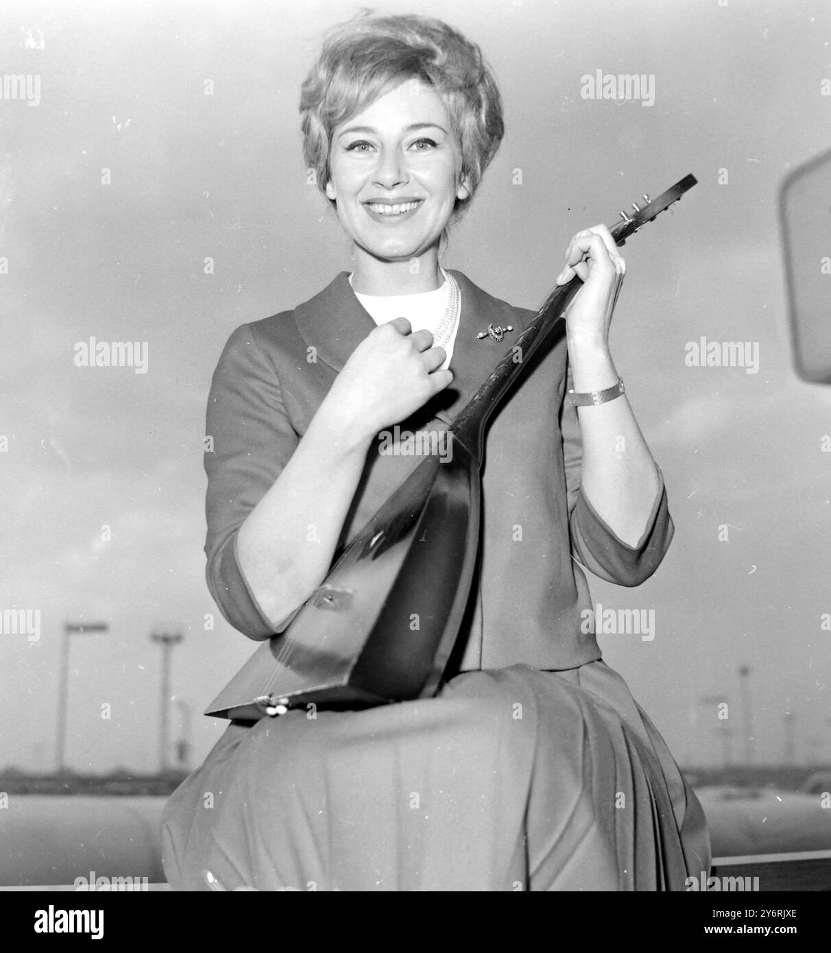 SHIRLEY ABICAIR PLAYS ON BALALAIKA 14 MARCH 1962 Stock Photo - Alamy