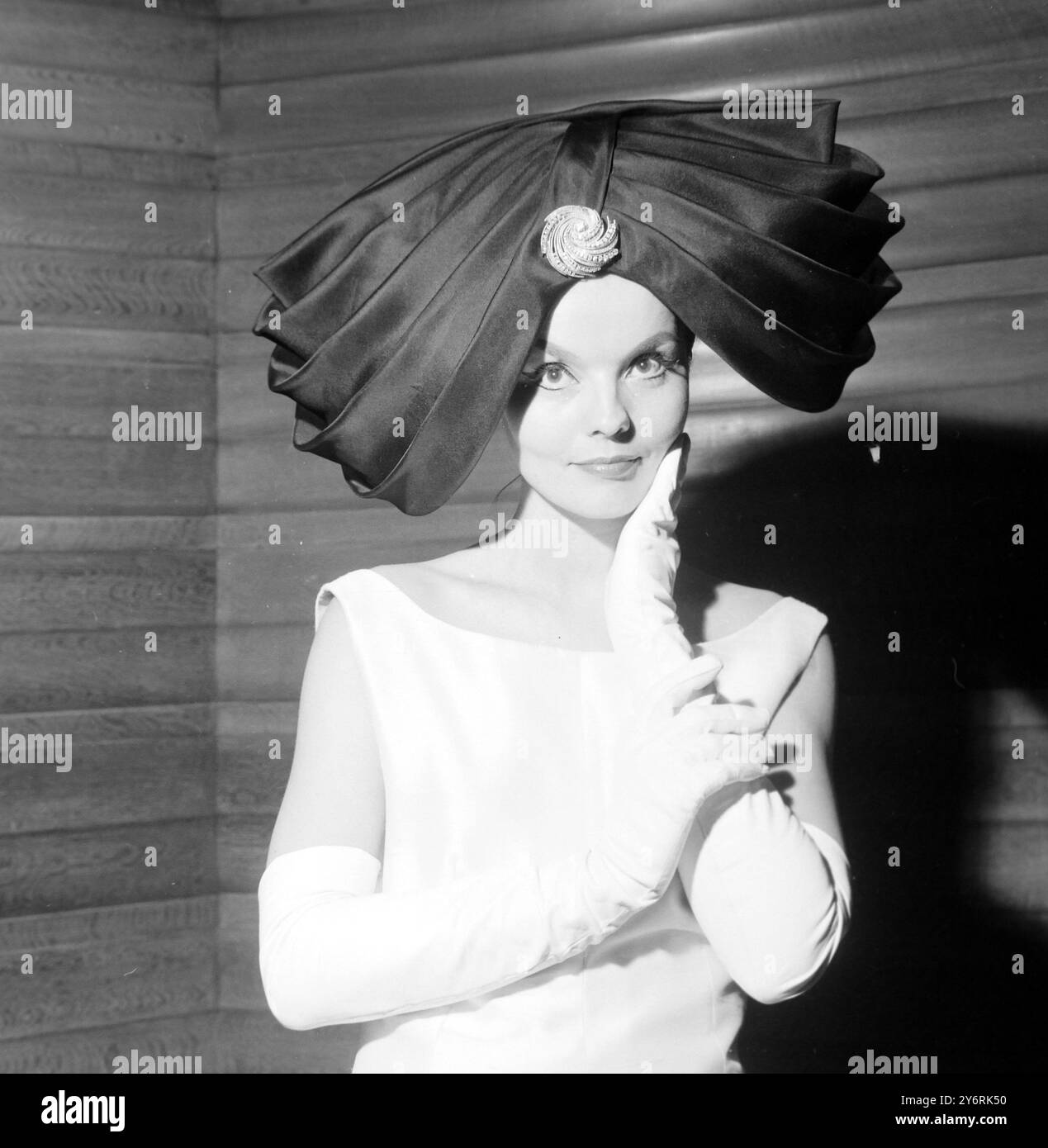 MONIQUE MODELS HAT 13 MARCH 1962 Stock Photo - Alamy