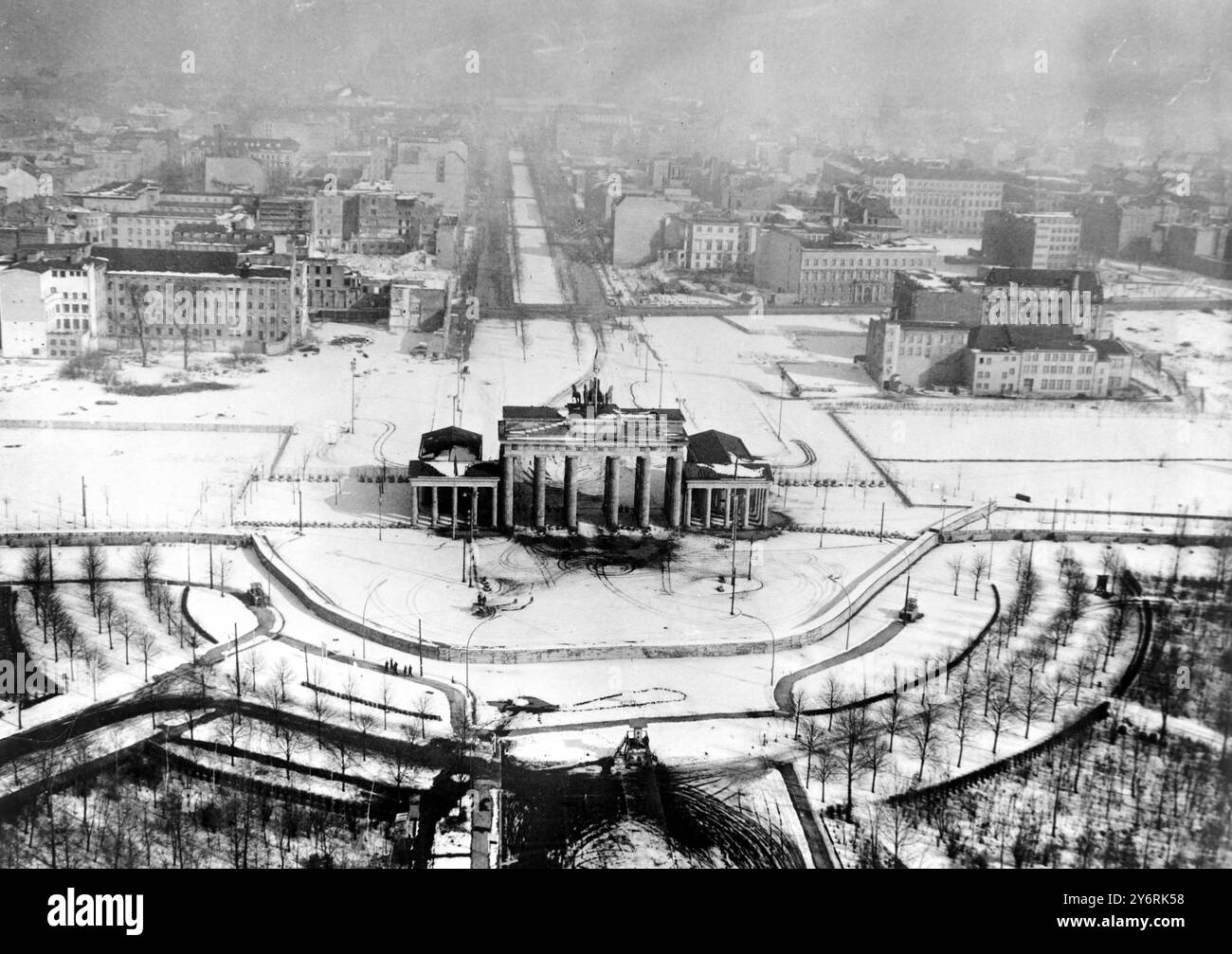 BORDER VIEWS AROUND BORDER BERLIN 13 MARCH 1962 Stock Photo - Alamy