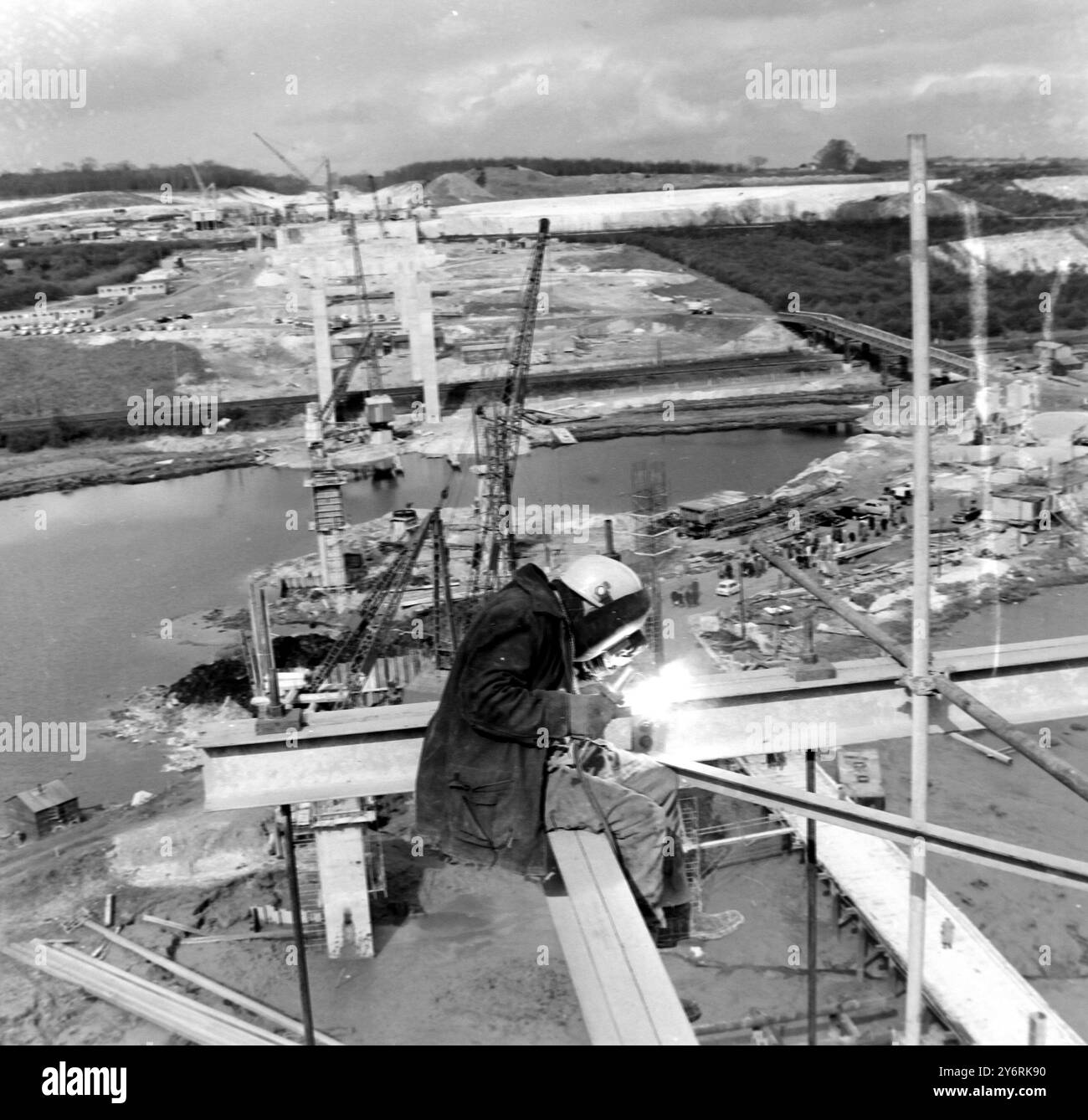 BRIDGE BEING BUILT ACROSS RIVER MEDWAY IN ROCHESTER 12 MARCH 1962 Stock ...