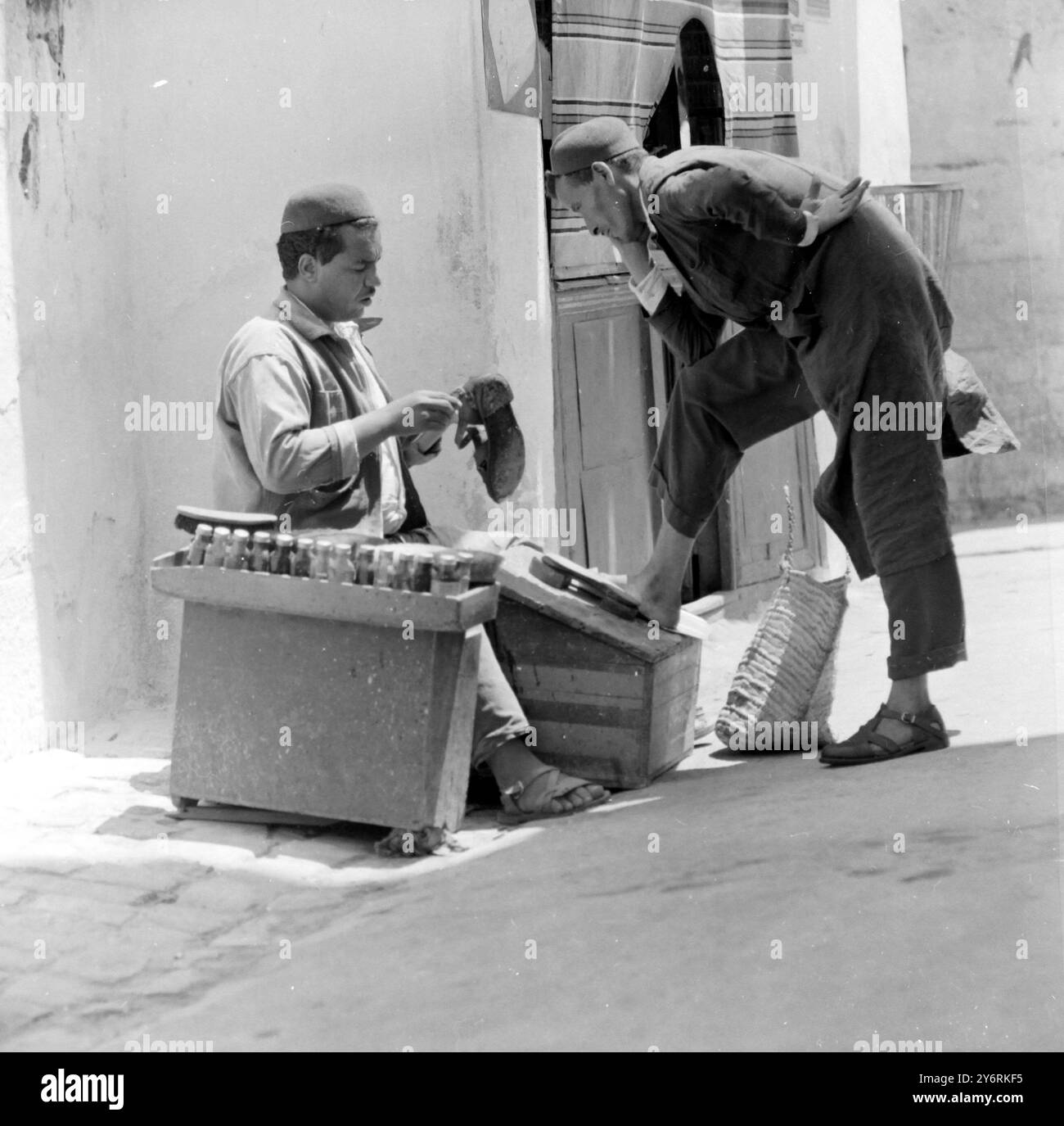 NATIVES SHOE SHINE BOY IN TUNIS 12 MARCH 1962 Stock Photo - Alamy