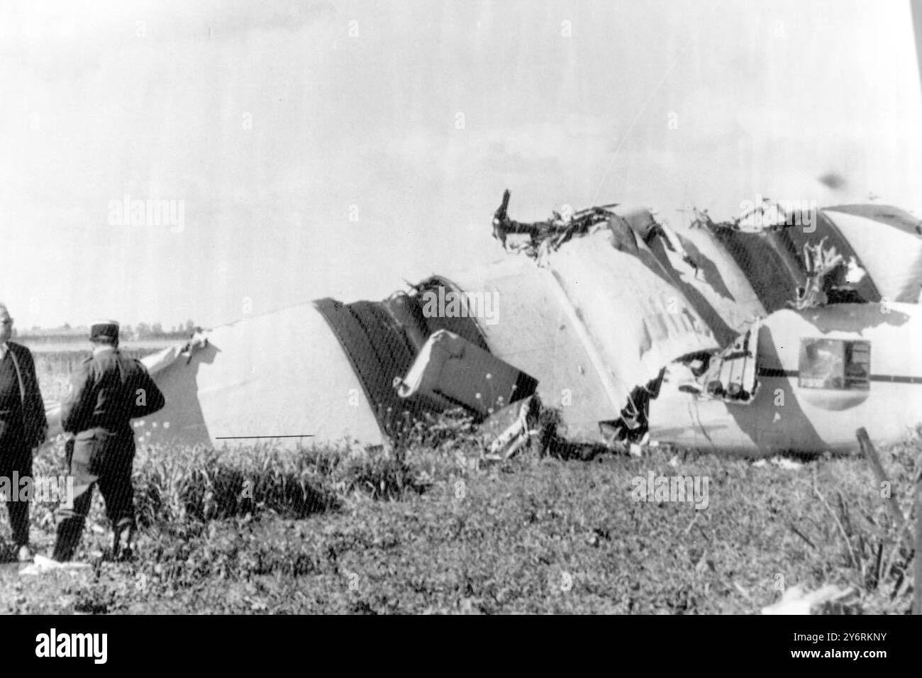AVIATION B-25 BOMBER CRASH IN ALGIERS 10 MARCH 1962 Stock Photo - Alamy