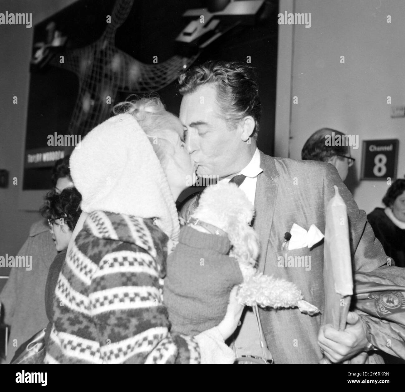 ACTOR PATRICK HOLT WITH WIFE SANDRA DORNE S AT LONDON AIRPORT / 8 MARCH 1962 Stock Photo - Alamy