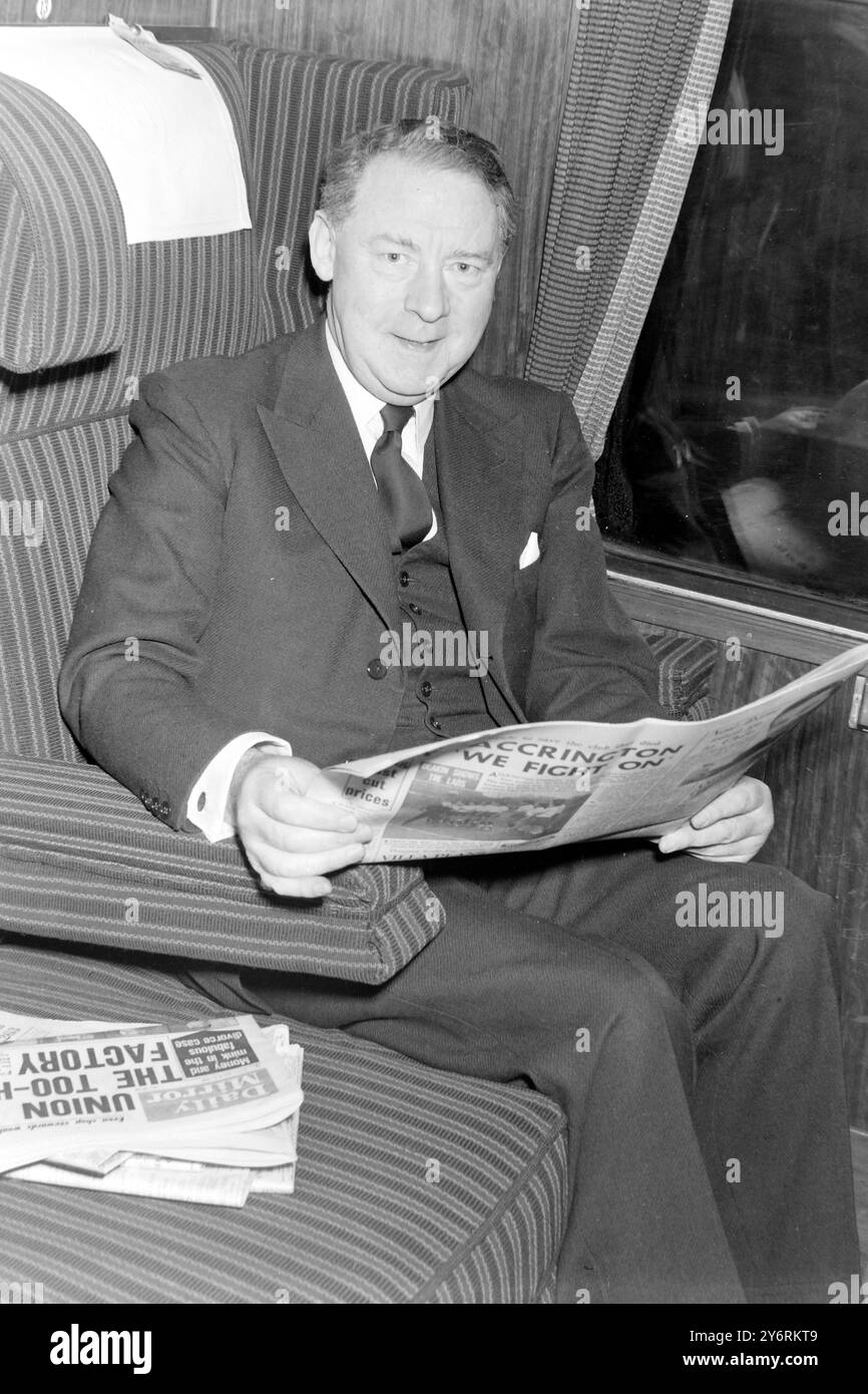 HUGH GAITSKELL AT KINGS CROSS STATION TRAIN IN LONDON / 9 MARCH 1962 ...