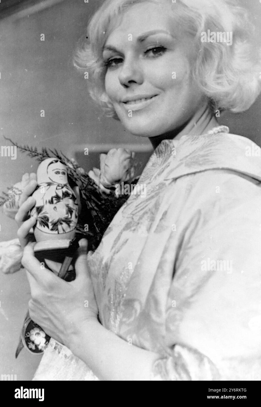 Kim novak black white hi-res stock photography and images - Alamy