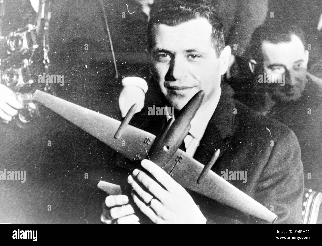 AMERICAN U2 U-2 PILOT FRANCIS GARY POWERS WITH A MODEL OF AIRPLANE / 6 ...
