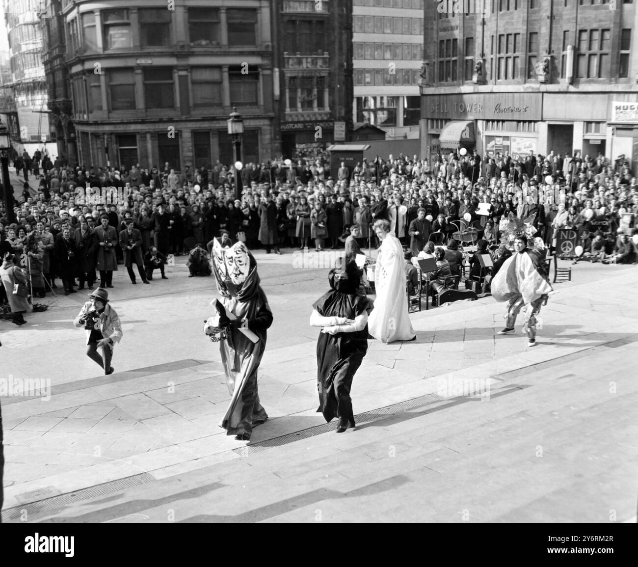 LADY REDGRAVE AR NUCLEAR TESTING DEMONSTATION IN LONDON / 7 MARCH 1962 ...