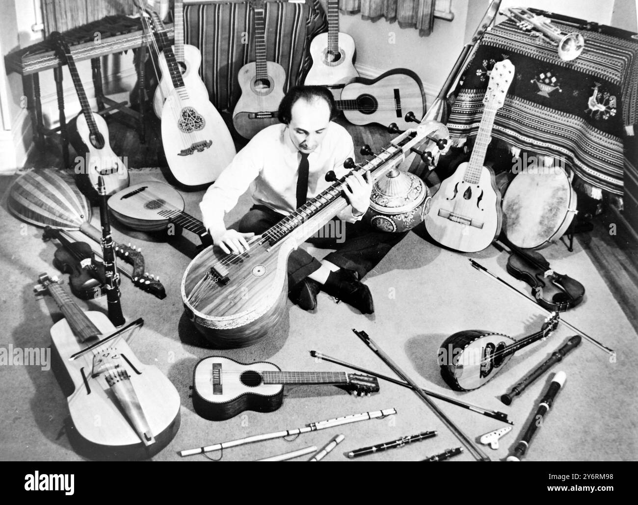 ABEL NAGYTOTHY TOTH WITH HIS MUSIC INSTRUMENTS 6 MARCH 1962 Stock Photo ...