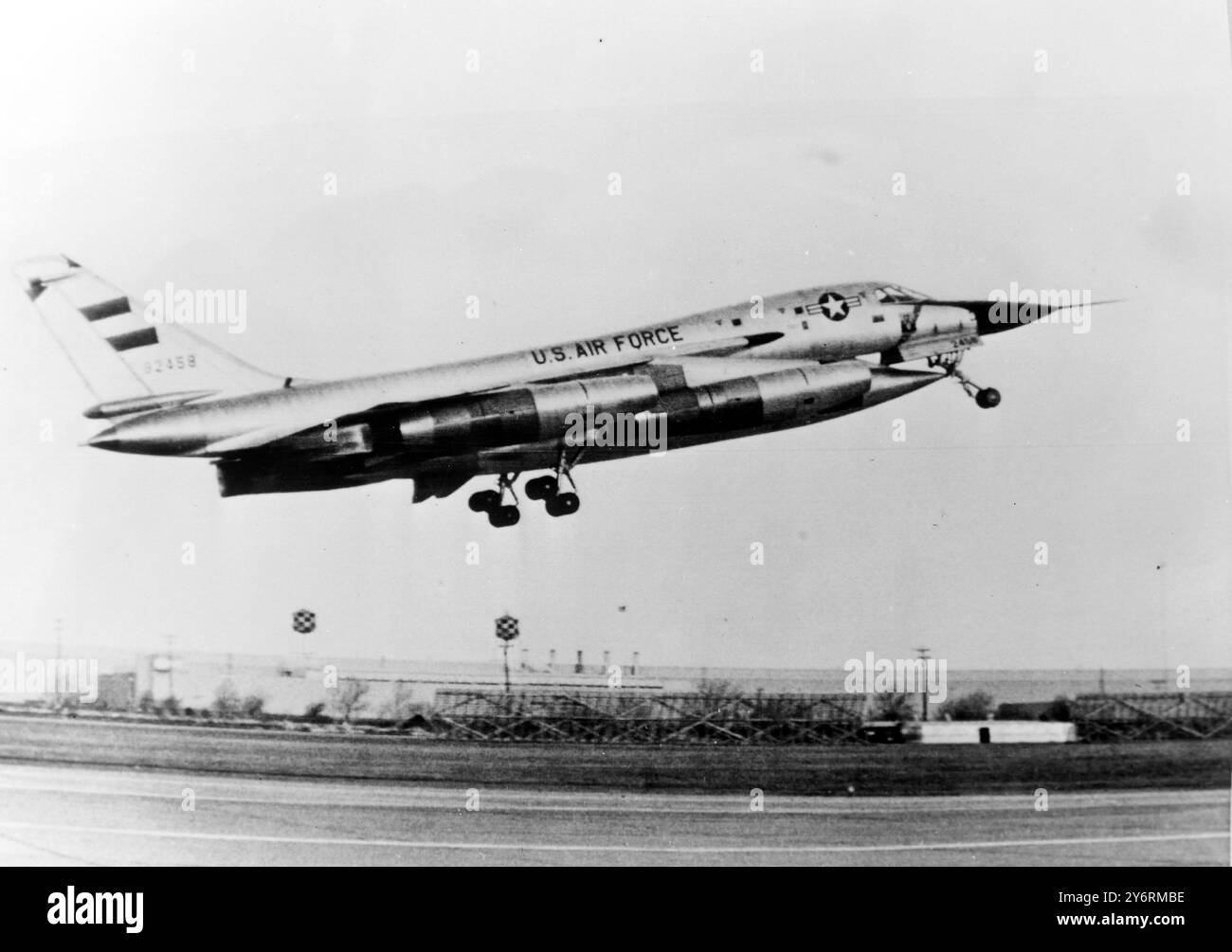AVIATION HUSTLER B 58 BOMBER IN FLIGHT 5 MARCH 1962 Stock Photo - Alamy