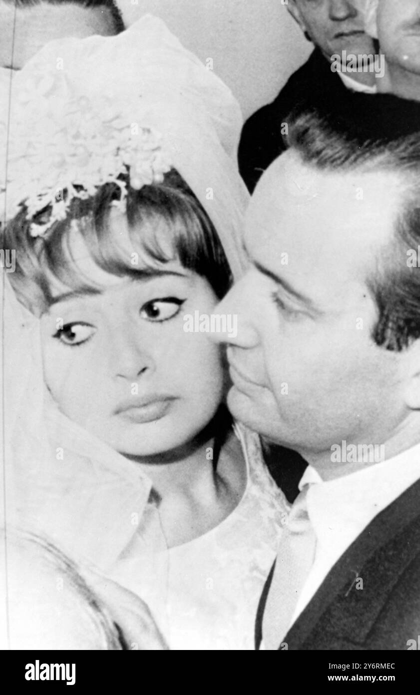 MARIA SCICOLONE M FAINTED SURPORTED BY GROOM ROMANO MUSSOLINI / 3 MARCH ...