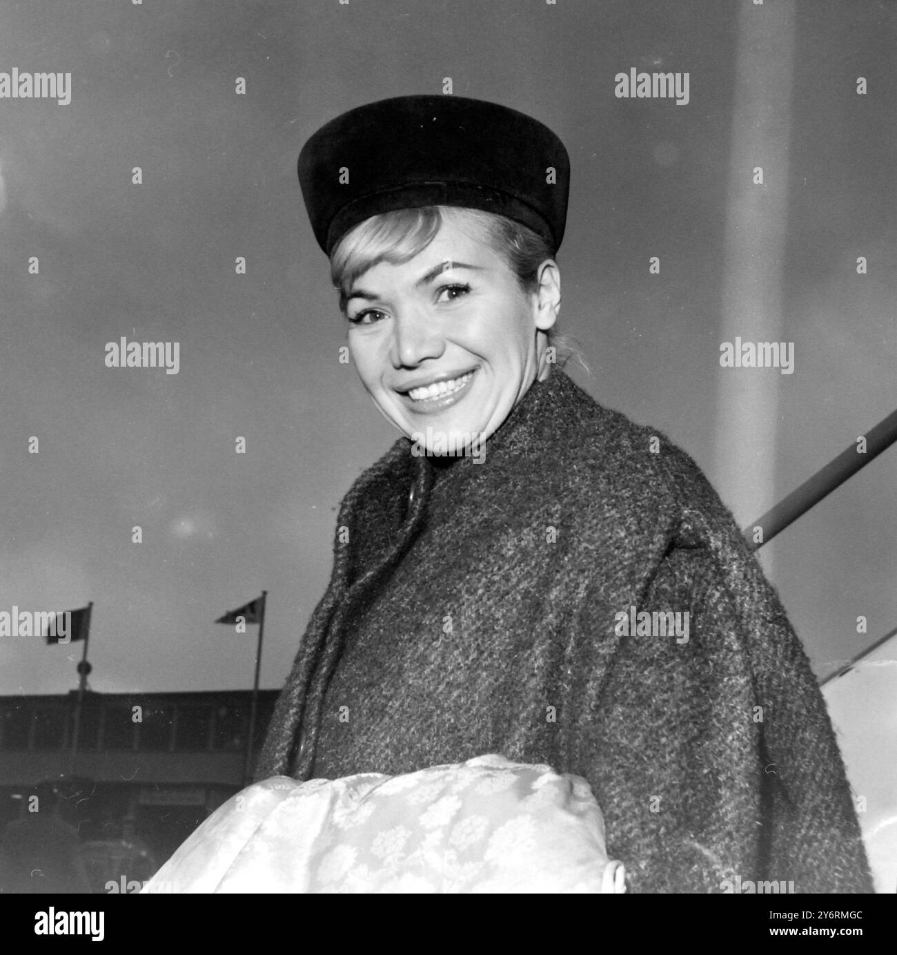 SANDU SCOTT ACTRESS AND SINGER IN LONDON / 4 MARCH 1962 Stock Photo - Alamy