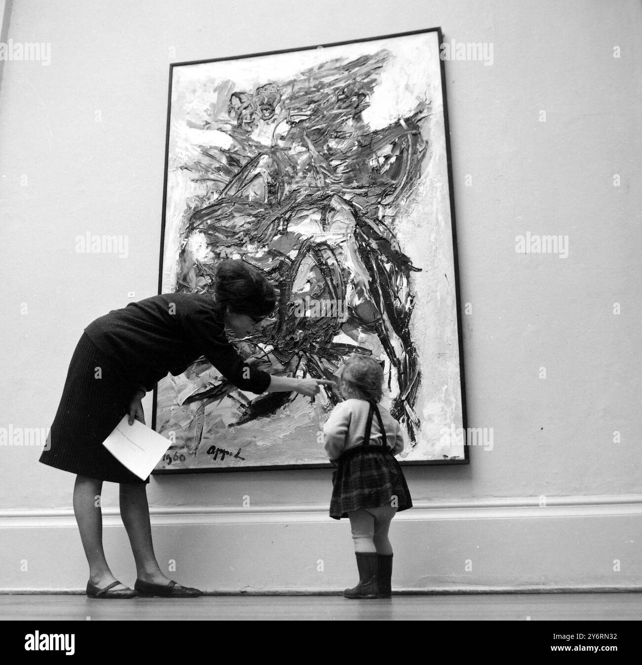 JESSICA STEVENS AGED TWO WITH MOTHER AT TATE GALLERY / 1 MARCH 1962 ...