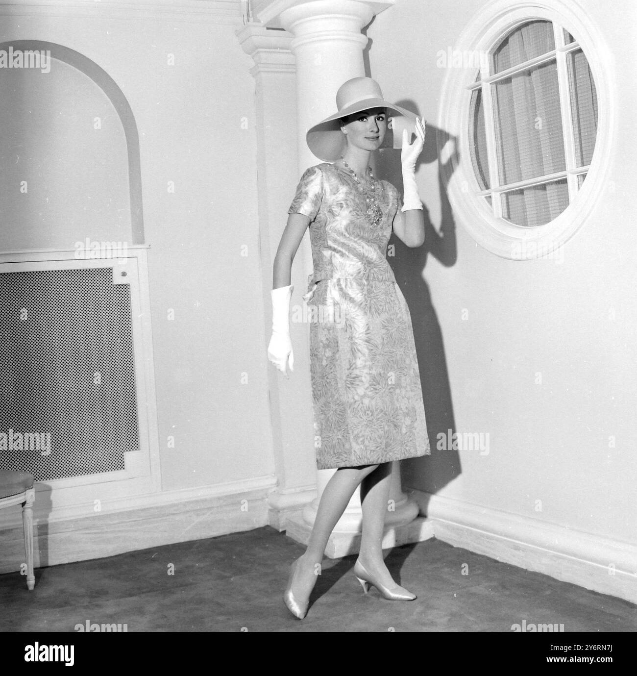 HOLDING ROWENE MODELS DIOR SUITS / 28 FEBRUARY 1962 Stock Photo - Alamy