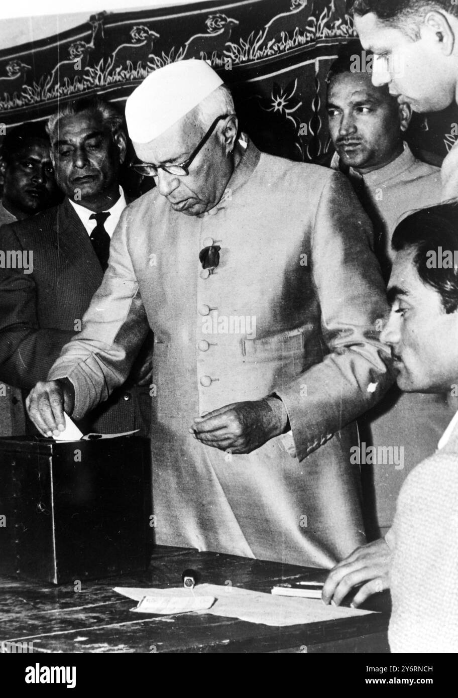 ELECTIONS INDIAN PREMIER JAWAHARLAL NEHRU CASTS VOTE 25 FEBRUARY 1962 ...