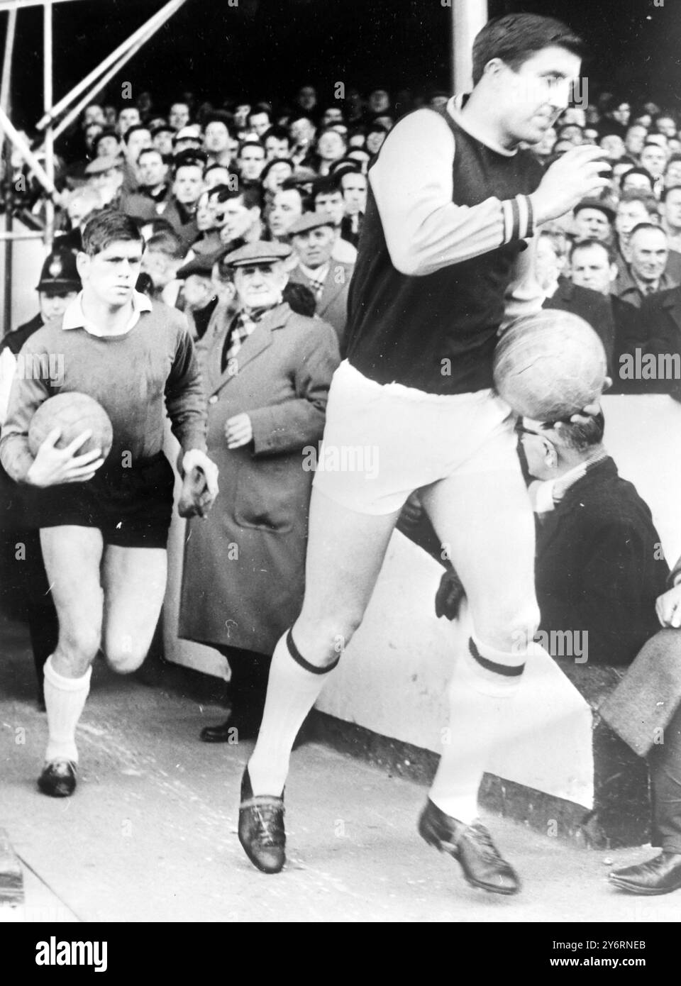 FOOTBALLER LAURIE LESLIE RUNS ONTO FIELD / 27 FEBRUARY 1962 Stock Photo ...