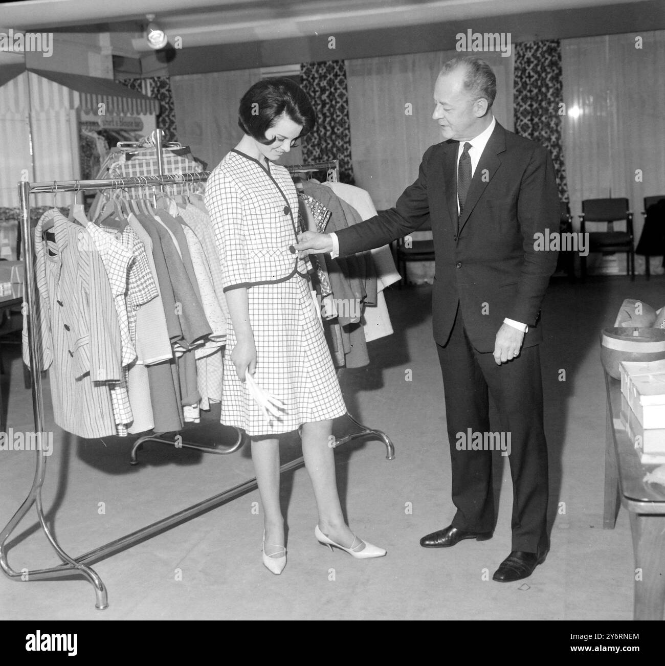 MARY KEATS MODELS DIGBY MORTON COTTON SUIT / 26 FEBRUARY 1962 Stock ...