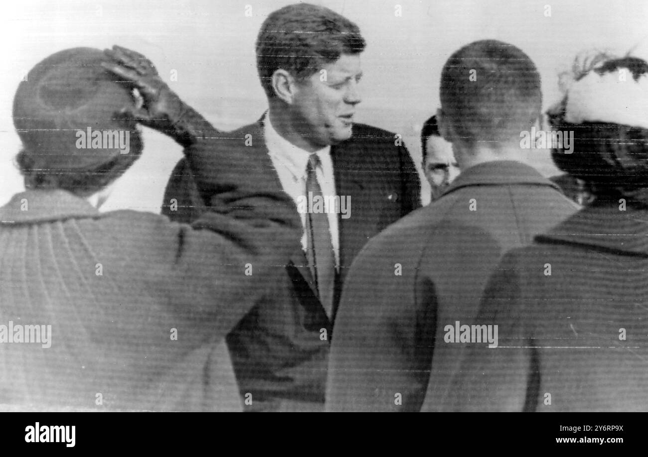 US AMERICAN PRESIDENT JOHN F KENNEDY WITH ASTRONAUTGLENN'S FAMILY / 22 ...