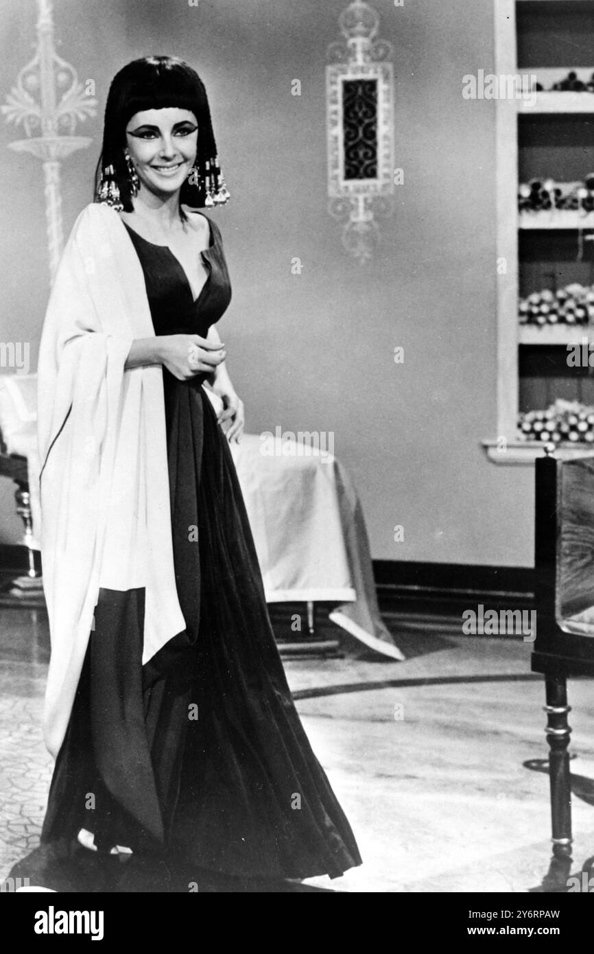 FILMS CLEOPATRA + ELIZABETH TAYLOR AS QUEEN 23 FEBRUARY 1962 Stock ...