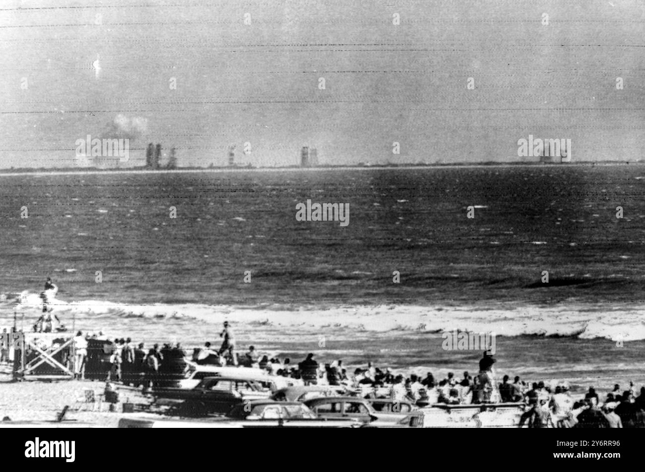 SPACE TRAVEL CROWDS WAIT TAKE OFF CAPE CANAAVERAL 20 FEBRUARY 1962 ...