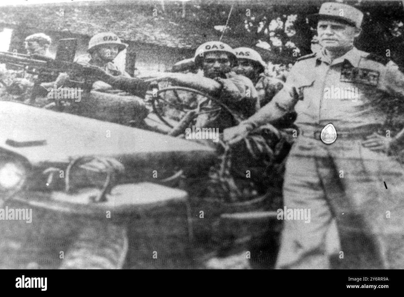 GENERAL RAOUL SALAN WITH SOLDIERS IN ALGERIA 20 FEBRUARY 1962 Stock ...