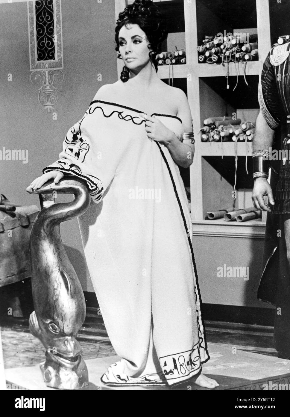 Elizabeth taylor cleopatra b&w hi-res stock photography and images - Alamy