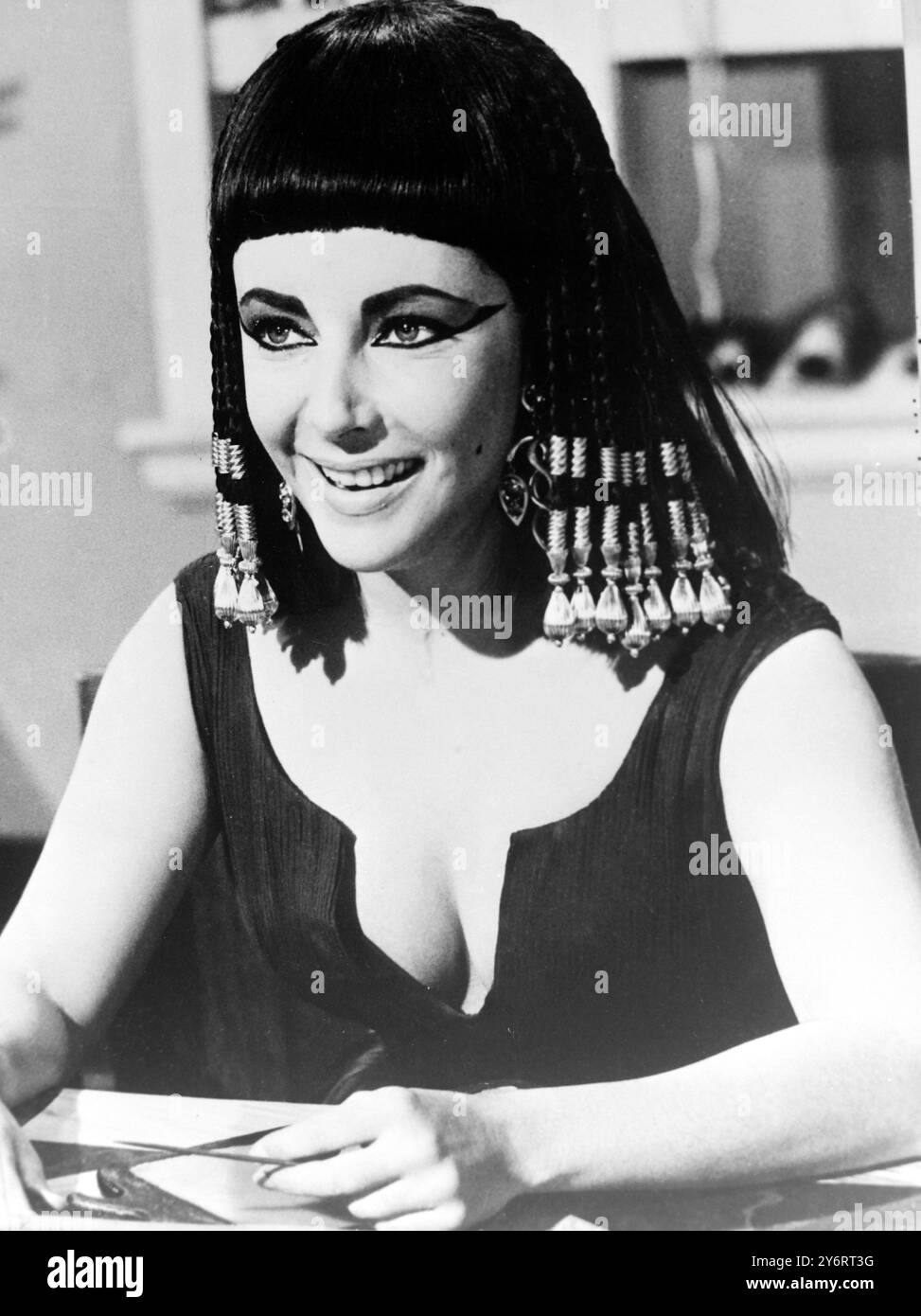 Elizabeth taylor cleopatra b&w hi-res stock photography and images - Alamy