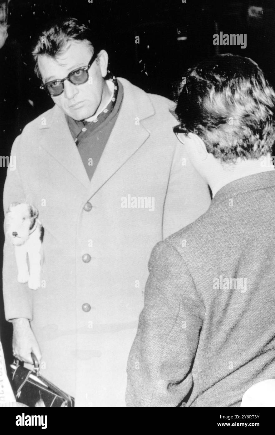 WELSH ACTOR RICHARD BURTON ARRIVING IN ROME / 19 FEBRUARY 1962 Stock ...