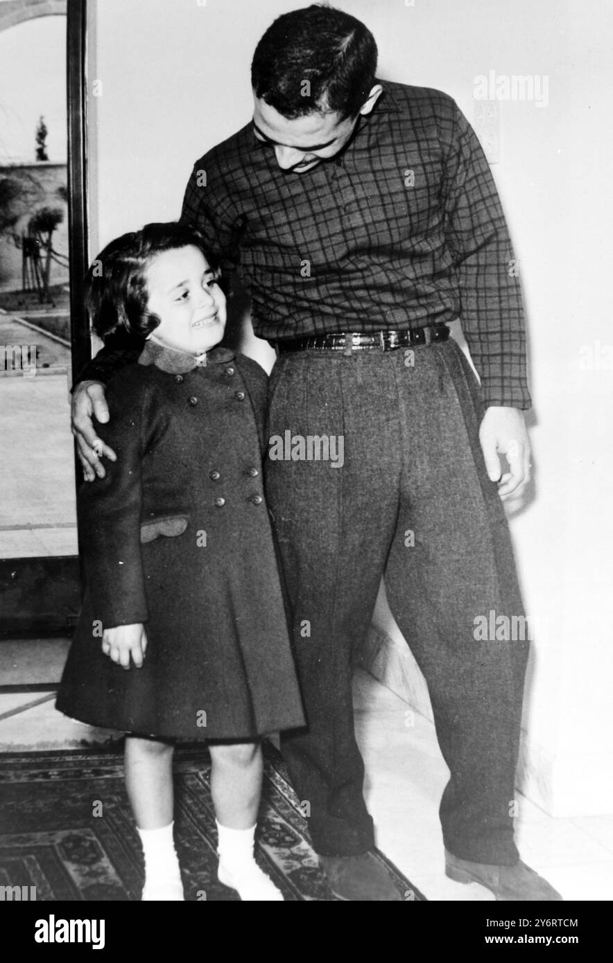 PRINCESS ALIA WITH KING HUSSEIN CUDDLES HER 16 FEBRUARY 1962 Stock ...