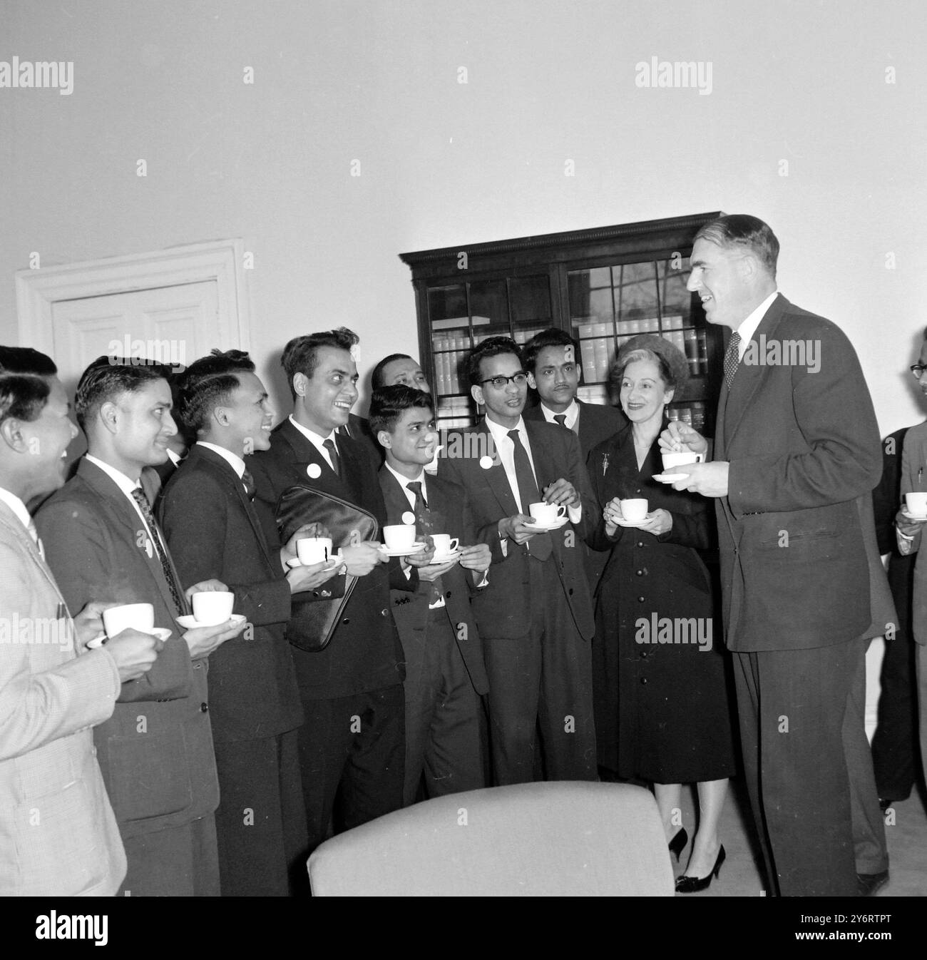 DENNIS VOSPER WITH WIFE IN LONDON / 15 FEBRUARY 1962 Stock Photo - Alamy