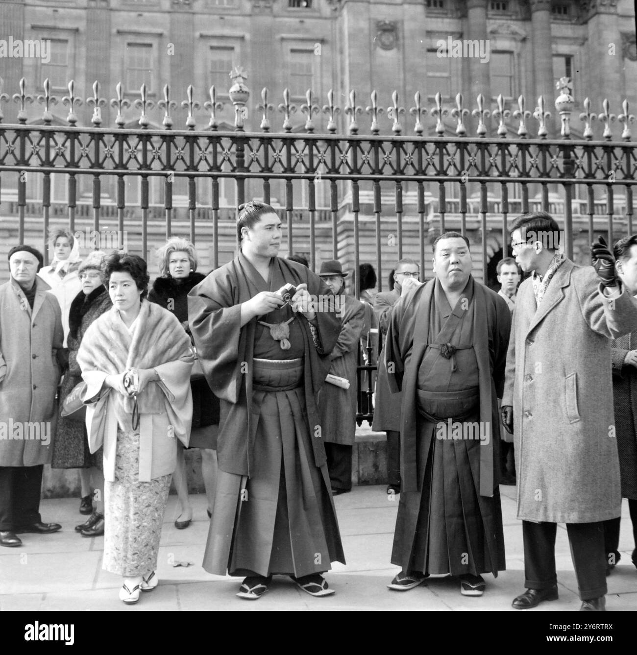 WRESTLING TAIHO JAPANESE WRESTLER SIGHTSEEING IN LONDON - BUCKINGHAM ...