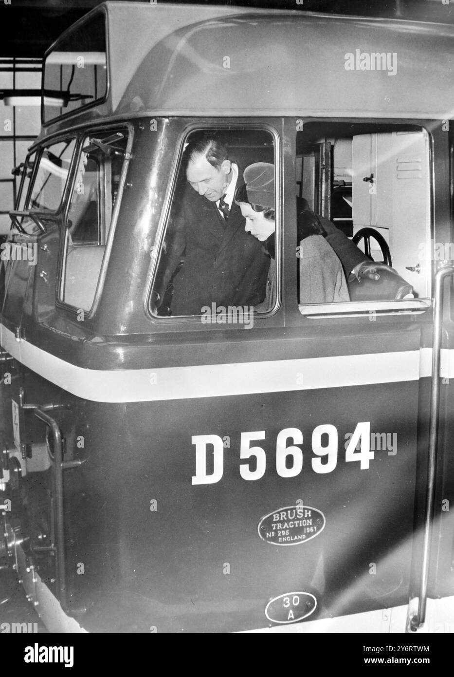 HARDY R H N WITH QUEEN AT LIVERPOOL STATION IN LONDON / 15 FEBRUARY ...