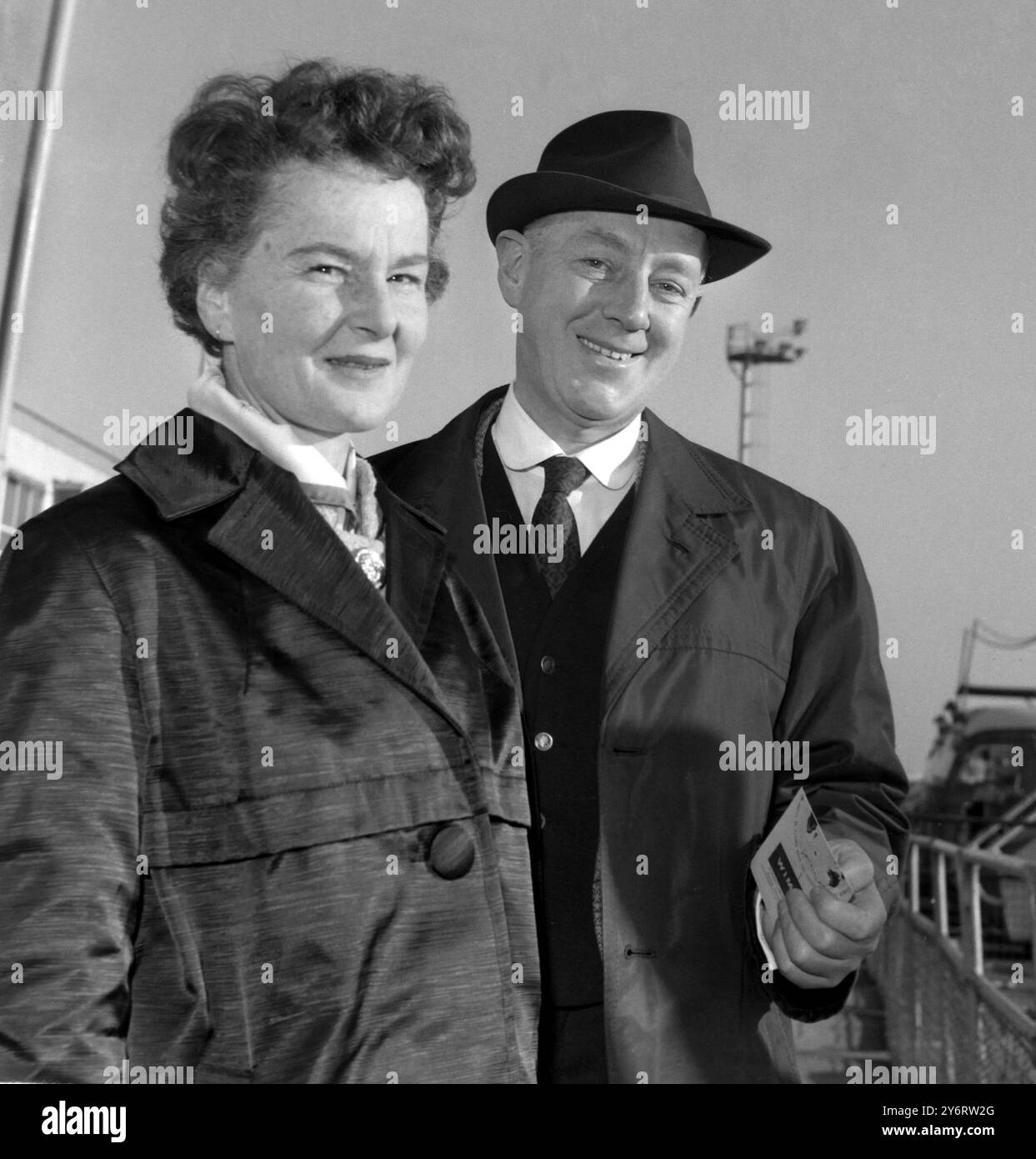 14 FEBRUARY 1962 ACTOR, SIR ALEC GUINNESS WITH HIS WIFE AT LONDON ...