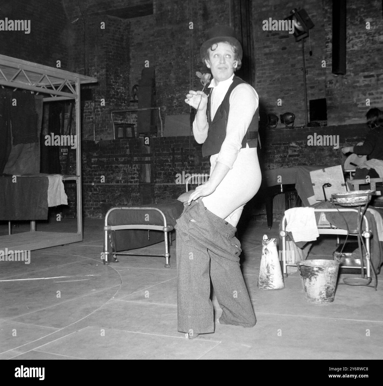 ACTOR JOSS ACKLAND IN REHEARSALS 13 FEBRUARY 1962 Stock Photo - Alamy