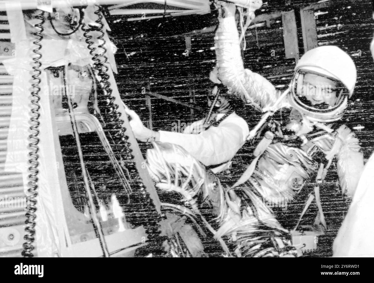 JOHN GLENN IN MERCURY CAPSULE / 13 FEBRUARY 1962 Stock Photo - Alamy